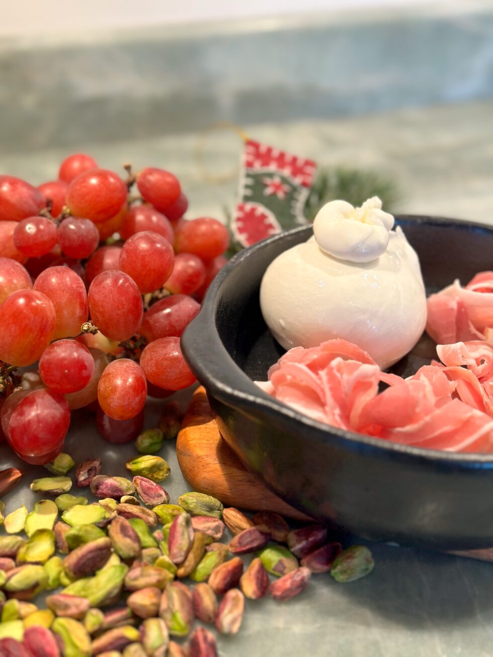 Burrata, raisins confits, pancetta et pistaches - Margaux de Biolley